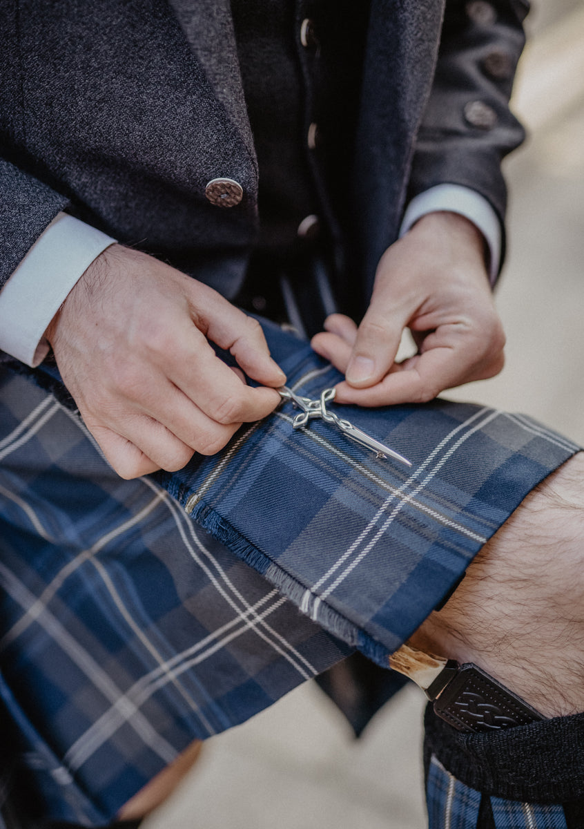 Men's Polyviscose 8 Yard Kilt - Persevere Moss Navy Tartan – KILT SOCIETY™
